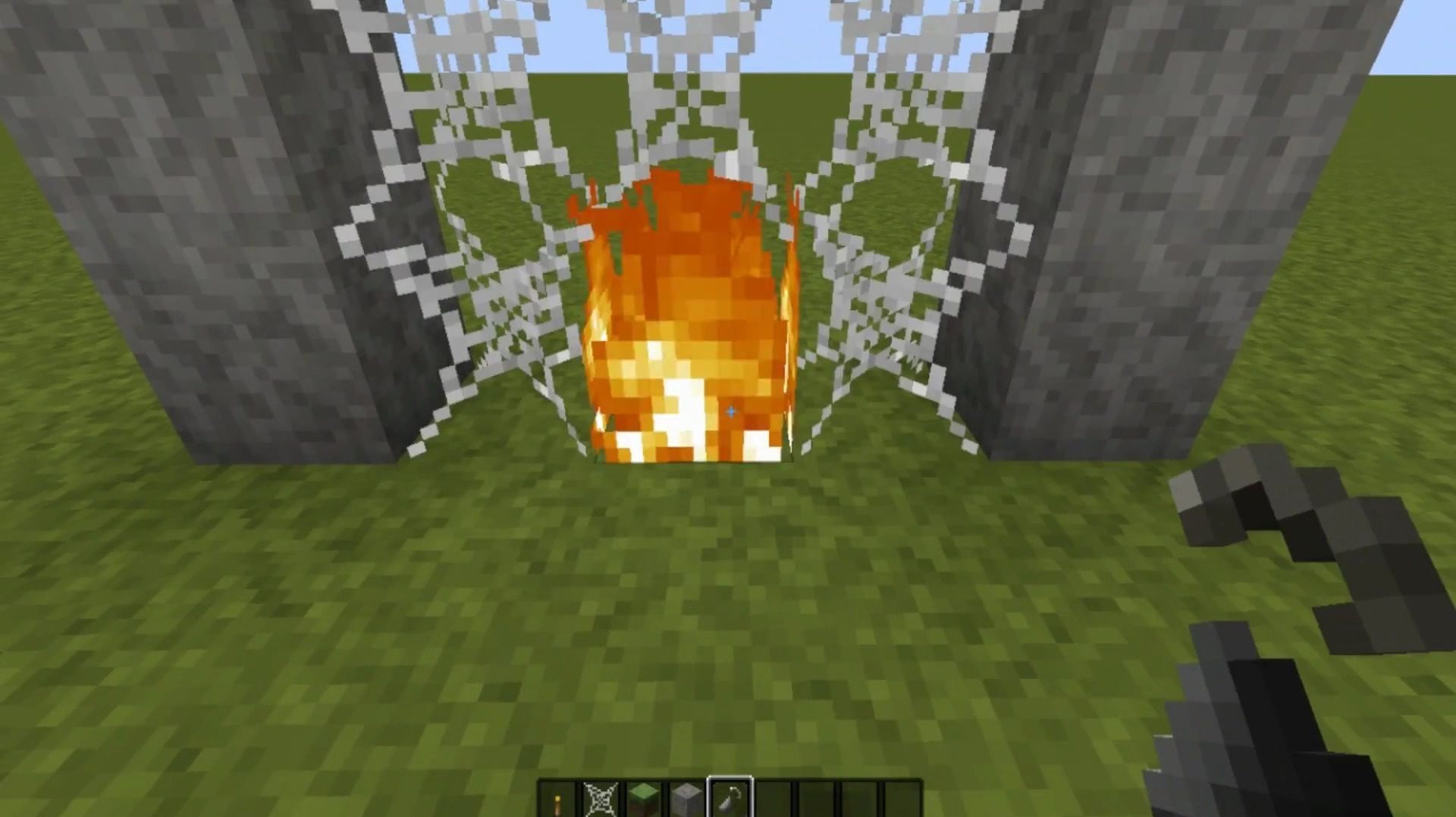 Realistic Cobwebs для Minecraft 26.1.2
